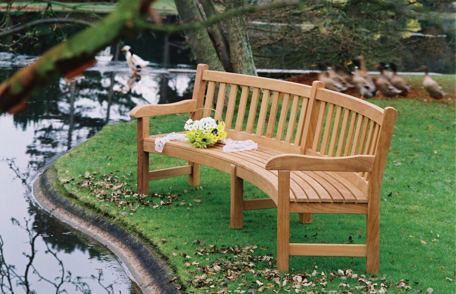 Discover the enduring legacy of the Richmond Curved Bench! | Woodcraft UK