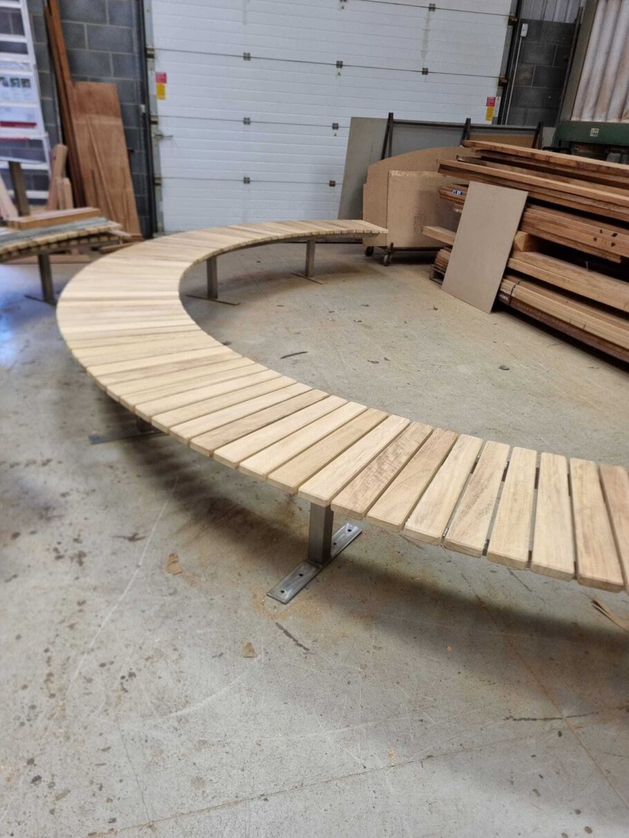 Two curved benches in stainless steel and hardwood for NHS site ...