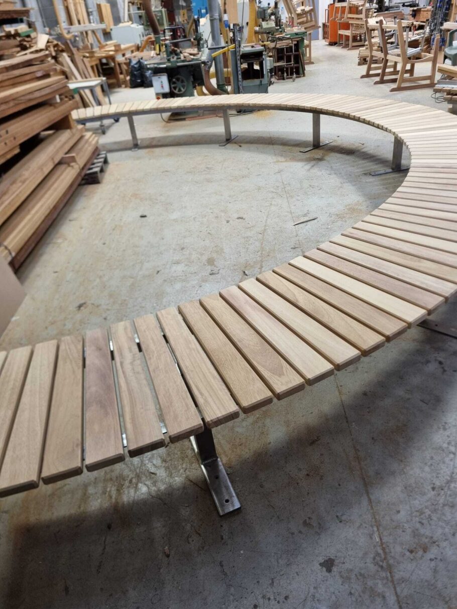 Two curved benches in stainless steel and hardwood for NHS site ...