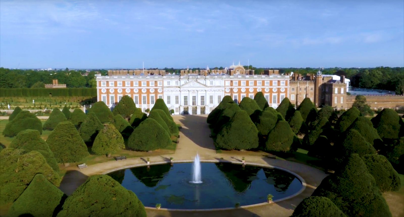 We built 2 memorial benches for Hampton Court Palace | Woodcraft UK
